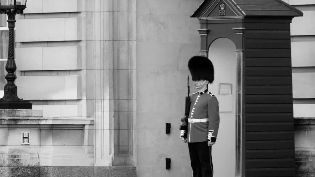 What's it like to be a King's Guard at Buckingham Palace? - Fun Kids ...