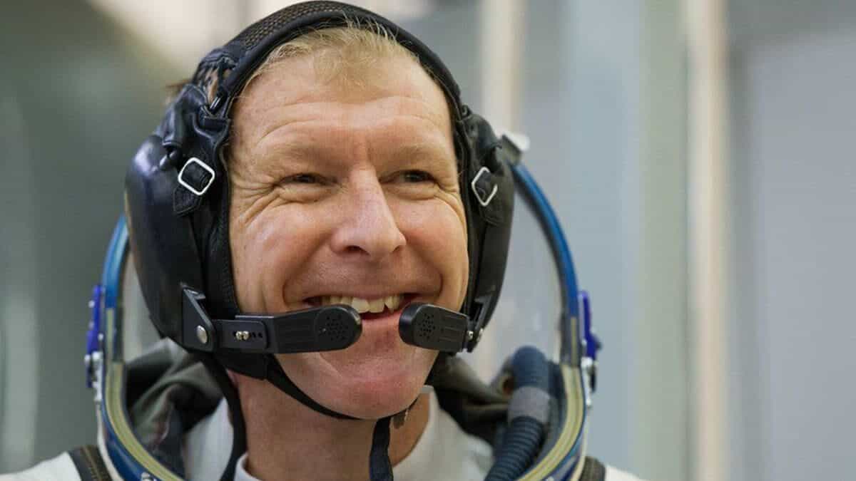 Tim Peake brushing his teeth in space! - Fun Kids - the UK's children's ...