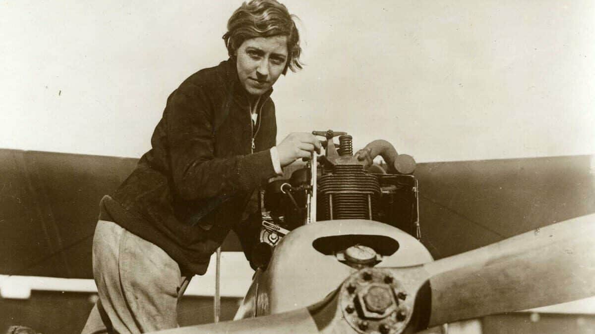 Meeting Amy Johnson, the world’s most famous woman pilot! - Fun Kids ...